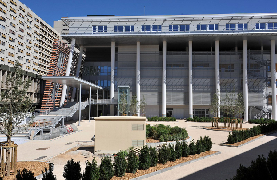 Le bâtiment médico-technique de l'hôpital de la Timone à Marseille ...