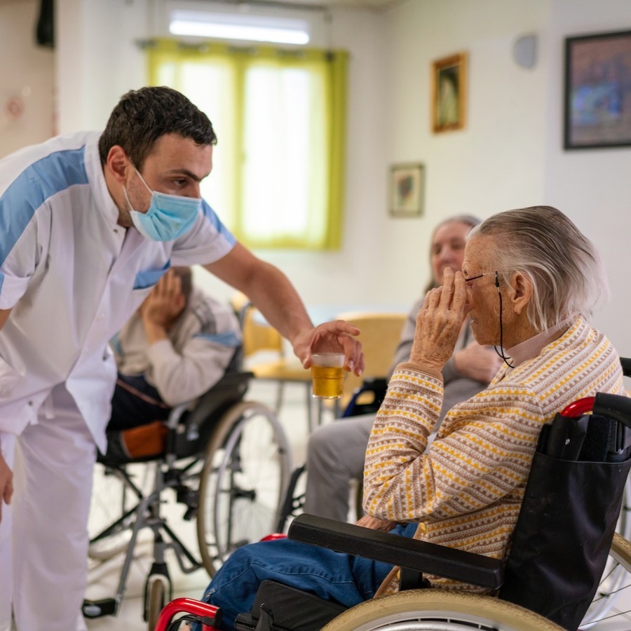 Familles, résidents et professionnels d'Ehpad appellent à l'urgence ...