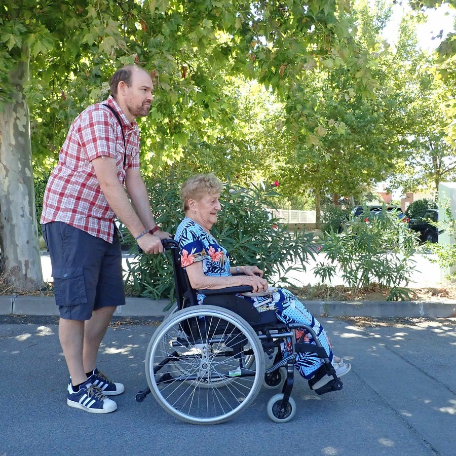 Quelles missions reviennent aux familles et aux proches des résidents ...